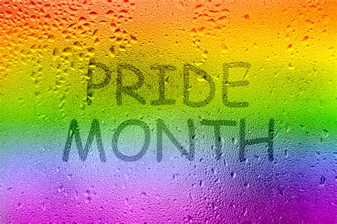 땀에 젖은 유리에 새겨진 비문 무지개가 달린 유리에 쓰여진 프라이드의 달이라는 단어 Lgbt 무지개 0명에 대한 스톡 사진 및