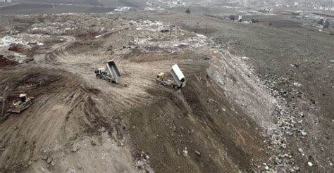 На депонијата Визбегово фатени камиони како истураат токсичен смет и градежен отпад Независен