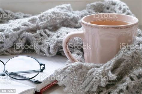 컵 커피와 책의 아늑한 집 Hygge 스타일입니다 블랙 커피의 낯 짝 나무 보드에 따뜻한 스카프에 싸여 있다 상위 뷰 빈티지