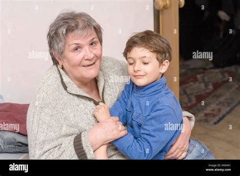 Oma Und Enkel Stockfotografie Alamy