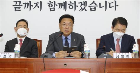 정진석 당권 도전 생각 없다심판이 선수로 뛰는 건 어색