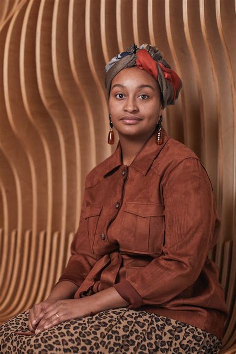 실내 갈색 가죽 갈색 가죽 신발 갈색 옷 도시 생활 따뜻한 음색 매달려 귀걸이 매달려있는 머리 장식 문화적 미소 짓는 민족 전통의 부드러운 색조