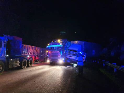 南北大道3罗里互撞 年轻罗里司机当场死亡 社会 東方網 馬來西亞東方日報