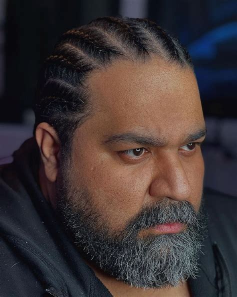 خواننده پاپ معروف که در حین موتور سواری آواز می خواند