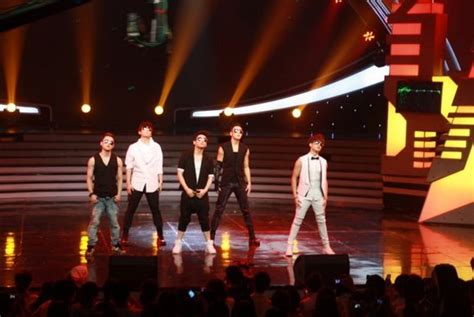 MIC男团约翰挑战极限鬼脸 何炅无奈接招PK 搜狐音乐