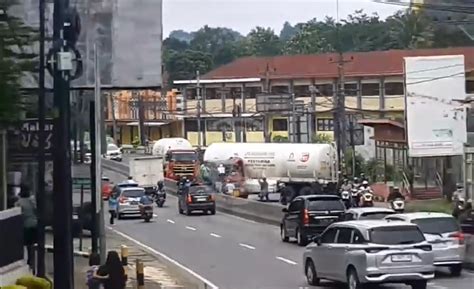 Truk Tangki Pertamina Kecelakaan Hingga Ringsek Di Ungaran Sopir