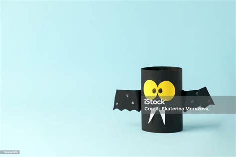 할로윈 개념 배경에 대한 파란색에 할로윈 박쥐 종이 공예 Diy 수공예 창의적인 아이디어 프론 화장실 튜브 재활용 개념 10월에