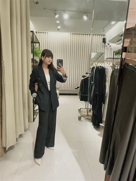 剛去買衣服，服務的妹妹說 你剛下課喔😆 我看著她說⋯我都可以當你媽媽了！ 她看著我⋯發呆 ， 我⋯都41歲😔