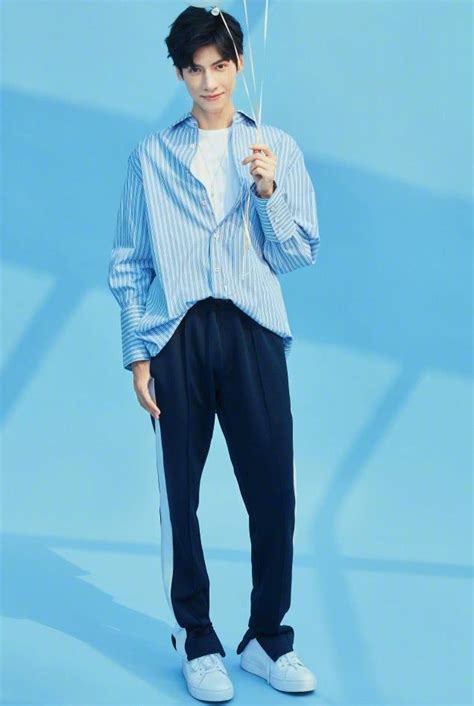 羅雲熙30歲變20歲，全是因為穿了襯衫＋校服褲，帥極了！ 每日頭條