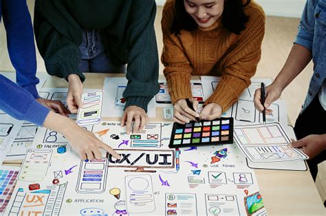 크리에이티브 웹 팀 휴대폰용 그래픽 디자이너 계획 휴대폰 애플리케이션용 드로잉 웹 사이트 Ux Ui 앱 및 개발 템플릿 레이아웃 프로토타입 와이어프레임 개발 프로세스