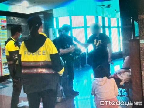 正妹遭「大外割壓制」趴地上銬！胸前春光全炸出 失控嗆警原因曝 Ettoday社會新聞 Ettoday新聞雲