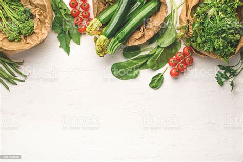 정원에서 테이블까지 흰색 테이블 배경에 다양한 신선한 야채와 녹색 재료 상단 보기 프레임 제로 폐기물 녹색 식사 레이아웃 산지
