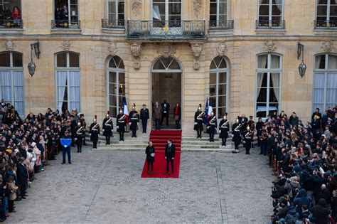 Photo Passation de pouvoirs entre l ancienne Première ministre