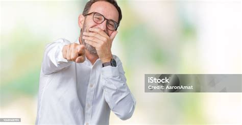 잘생긴 중세 시대 우아한 수석 비즈니스 남자 안경을 착용 격리를 통해 배경 당신의 입 부 끄 러운 식 이상 손가락 손으로