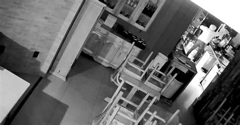VÍdeo Homem é Flagrado Furtando Restaurante Em Itapema