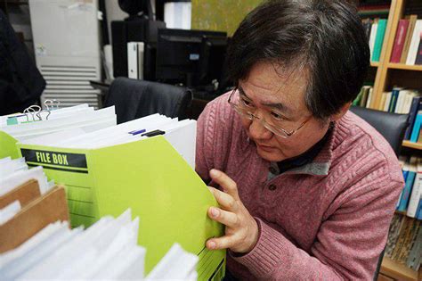정치경제연구소 대안 오늘의대안풍경 금민 소장과 이건민 연구원이 엄청나게 쌓여있던 문서들을 분류해서
