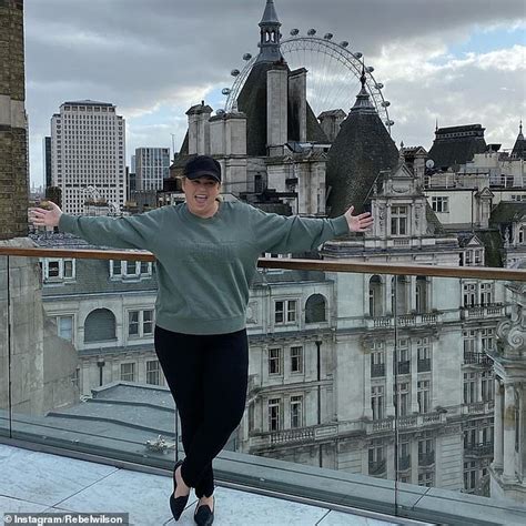 Rebel Wilson Shows Off Slim Frame As She Lands In London Daily Mail