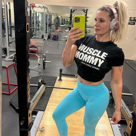 “muscle Mommy” Womens Crop Tee