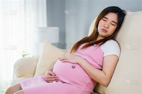 一个孕妇睡在客厅的沙发上