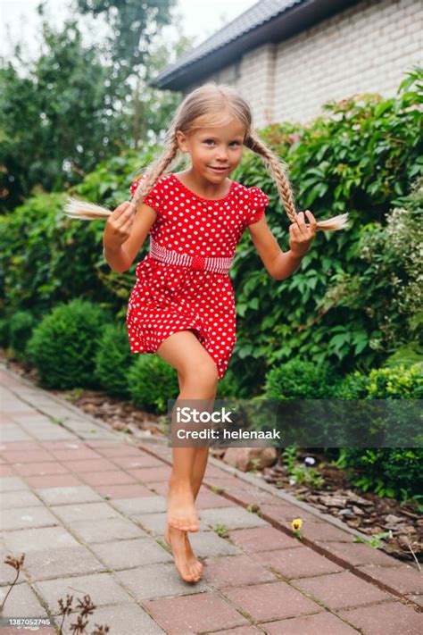 정원에서 점프 피그 테일과 빨간 드레스에 행복한 어린 소녀 여름 방학 4 5세에 대한 스톡 사진 및 기타 이미지 4 5세 귀여운 금발 머리 Istock