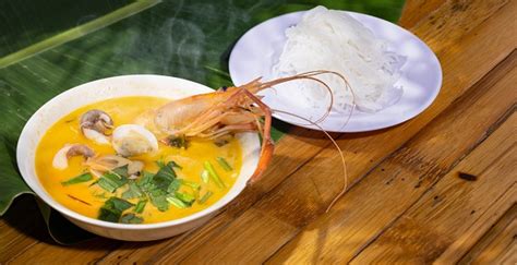 나무 테이블에 하얀 그릇에 담긴 해산물 수프의 근접 촬영 건강한 생활방식에 대한 스톡 사진 및 기타 이미지 건강한 생활방식 건강한 식생활 사진 이미지 Istock