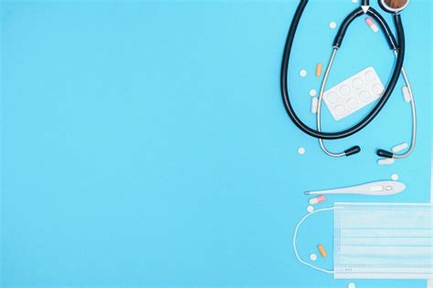 의약품 작업 도구 및 액세서리 의사 간호사의 상위 뷰입니다 의료 세트 파란색 배경에 정제 온도계 주사기 앰플 접착 석고 및