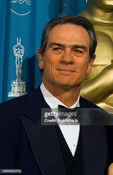 Tommy Lee Jones 1997 Photos And Premium High Res Pictures Getty Images