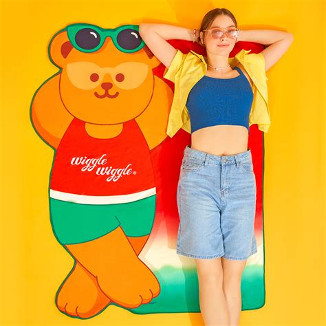 위글위글 공식 인스타그램 New 여행에 행복을 더해주는 비치타월 넉넉한 사이즈와 귀여운 디자인까지 너무 귀여워서 기절🤤 실물은 더 귀엽대🤫 여름 휴가를 더욱 더