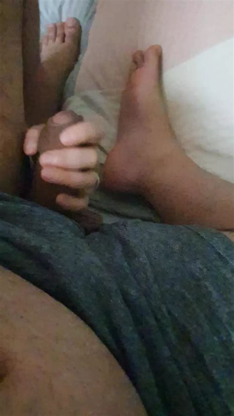 天哪，继母从他的短裤里拿出继子的鸡巴，在床上给他打手枪 Xhamster
