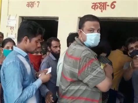 Vaccination Center Negligence In Agra Covid Vaccine Certificate Given
