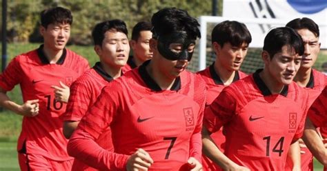 마스크 쓴 손흥민 “생각보다 편해스프린트 문제 없었다” 청계천 옆 사진관
