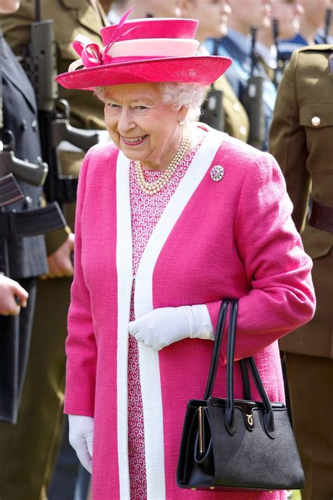Secretos De Realeza Qué Esconde Dentro De Su Cartera La Reina Isabel