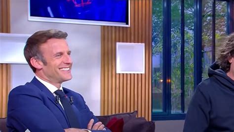Chemise Ouverte Torse Poilu Cette Photo D Emmanuel Macron Fait Le Buzz