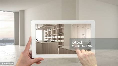 증강 현실 개념 세라믹 바닥 현대적인 흰색 부엌과 빈 인테리어에서 가구 및 디자인 제품을 시뮬레이션하는 데 사용되는 Ar 응용 프로그램과 손 잡고 태블릿 부엌에 대한 스톡