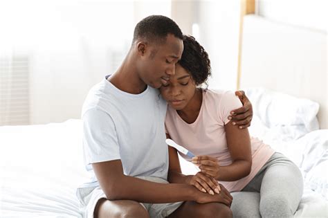 부정적인 임신 검사를 들고 화가 흑인 부부 불임에 대한 스톡 사진 및 기타 이미지 불임 임신 건강 검진 Istock