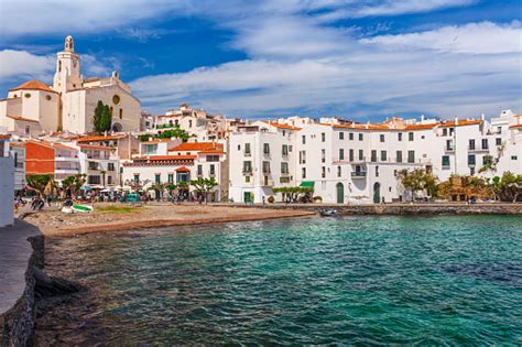 Cadaques 카탈로니아 스페인 가까운 바르셀로나의 바다 풍경입니다 좋은 비치와 베이 맑고 푸른 물 아름 다운 오래 된 도시