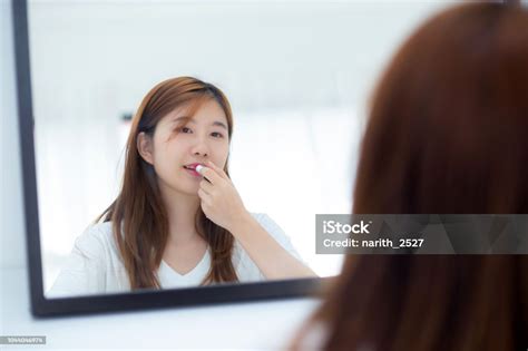 거울을 찾고 메이크업 립스틱 라이프 스타일 컨셉 룸에서 아름 다운 소녀 뷰티 패션에 젊은 아시아 여자의 초상화의 아름다움 가정의 방에 대한 스톡 사진 및 기타 이미지