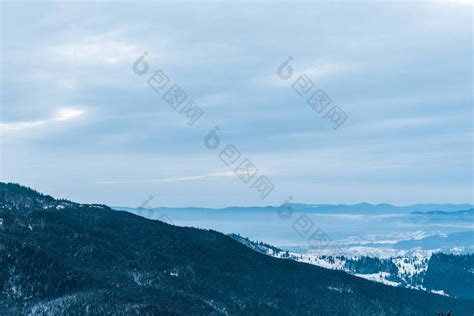 雪山和多云的天空风景图片 包图网企业站