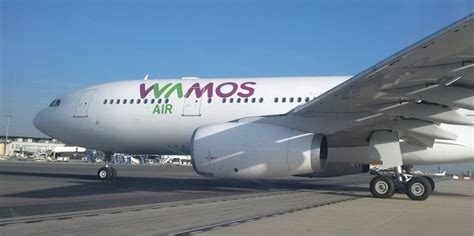 Un Passager Tente Douvrir La Porte Dun Avion En Plein Vol