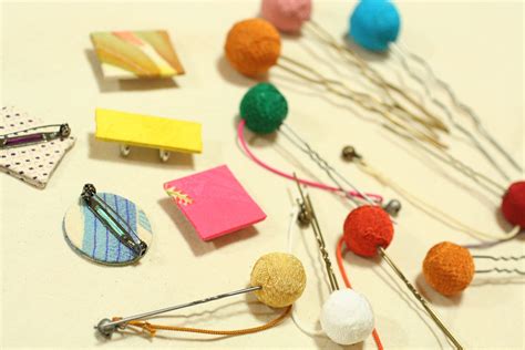 つまみ細工とは 江戸時代から伝わる伝統工芸品で薄い絹を正方形に小さく裁断し一枚一枚ピンセットで摘んで折りたたみ造られる髪飾り つまみ簪
