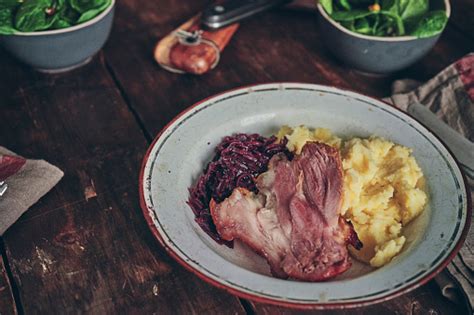 볶은 햄 호크는 소금에 절인 양배추와 으깬 감자와 함께 제공 0명에 대한 스톡 사진 및 기타 이미지 0명 감자 요리 고기 Istock