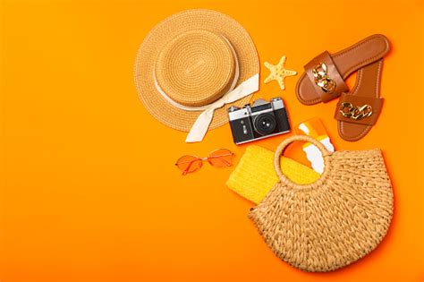 해변 액세서리 밝은 색상 배경에 모자 비치 타월 선글라스 Spf 크림 및 샌들이 있는 비치 백 열대 휴가 개념입니다 여름 주말 플랫 레이 텍스트를 위한 공간 복사 공간 여행