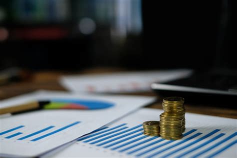 작업 테이블 비즈니스 계획 비전 및 금융 분석 개념에 흰 종이에 동전 스택 노트북 노트북 컴퓨터와 금융 그래프의 단계 개념에 대한 스톡 사진 및 기타 이미지 Istock