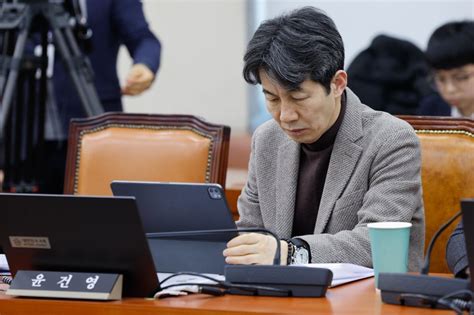 허위 인턴 등록해 급여 수령윤건영 2심도 벌금 500만원