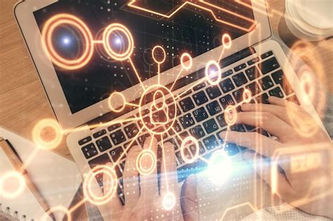 コンピュータのキーボードとソーシャルネットワークのテーマのホログラム描画 トップビュー 人の接続ウェブコンセプト プレミアム写真