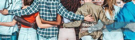 서로 껴안고 있는 다양한 사람들의 뒷모습 지원 도움 및 청소년 커뮤니티 개념 공동체에 대한 스톡 사진 및 기타 이미지 공동체 사람들 지원 Istock