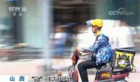外卖小哥抢时送餐安全难保 如未准时送餐 一天基本白干 涨姿势