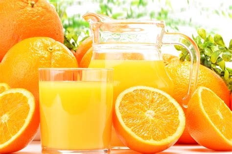 Os benefícios de tomar suco de laranja todos dias
