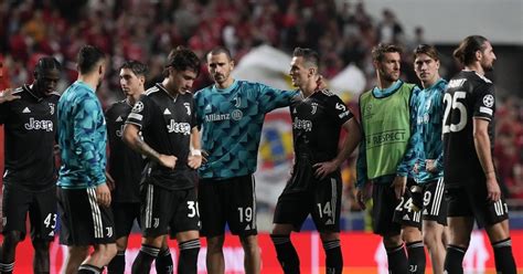 Ucl 16강 탈락 낙담하는 유벤투스 선수들