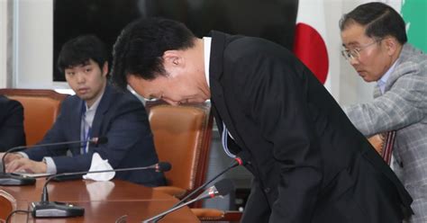 고개숙여 인사하는 손학규 상임선대위원장